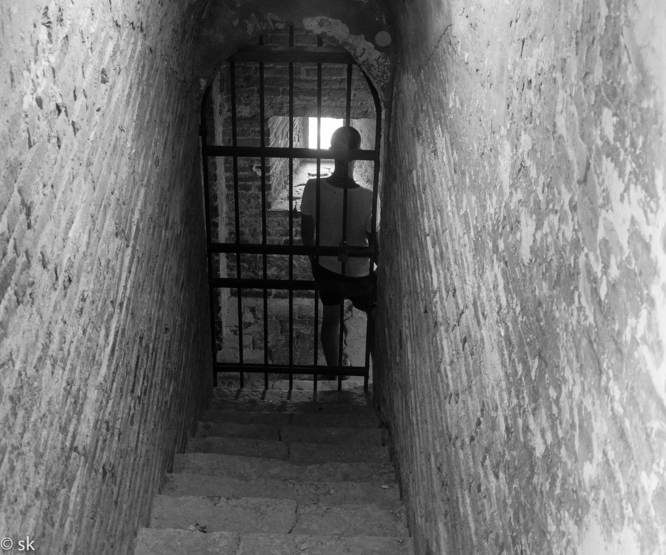 Mann hinter Gittern Foto & Bild | street, sw, monochrome Bilder auf ...