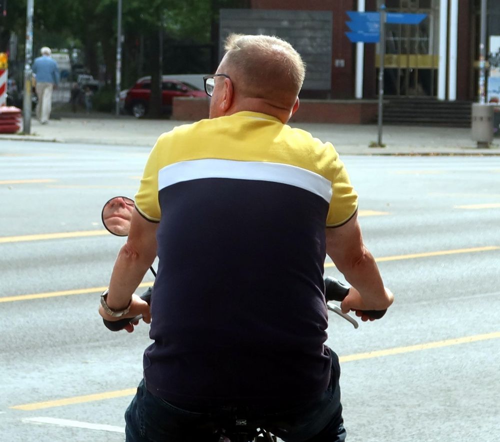 Mann im Spiegel Foto & Bild | erwachsene menschen, streetfotografie mit menschen ...
