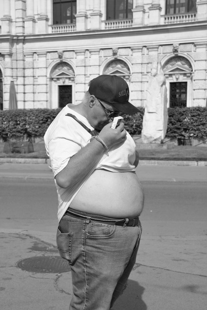 Mann mit Bauch - oder Bauch mit Mann Foto & Bild | erwachsene menschen, streetfotografie mit ...