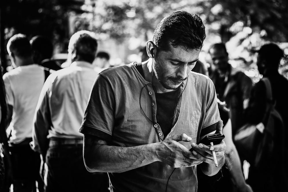 Mann mit Handy Foto & Bild | portraits, dokumentation, portrait Bilder ...