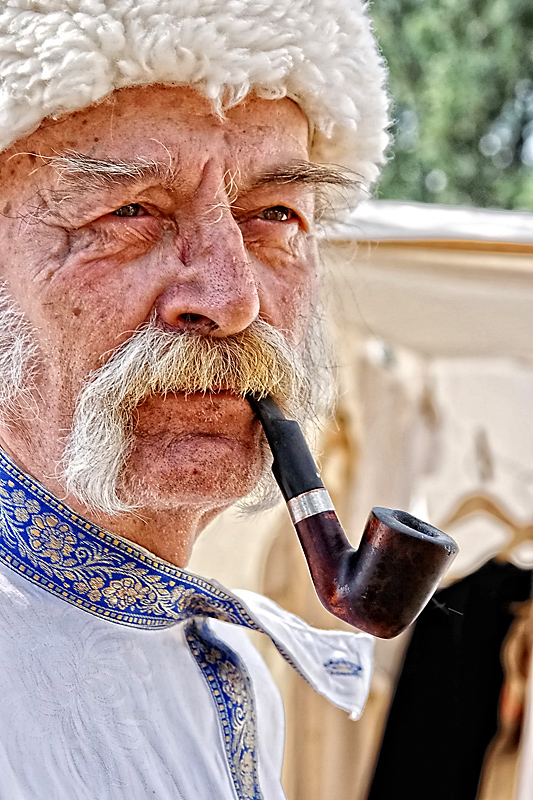 Mann mit Pfeife Foto & Bild | erwachsene menschen, alltagsereignisse ...