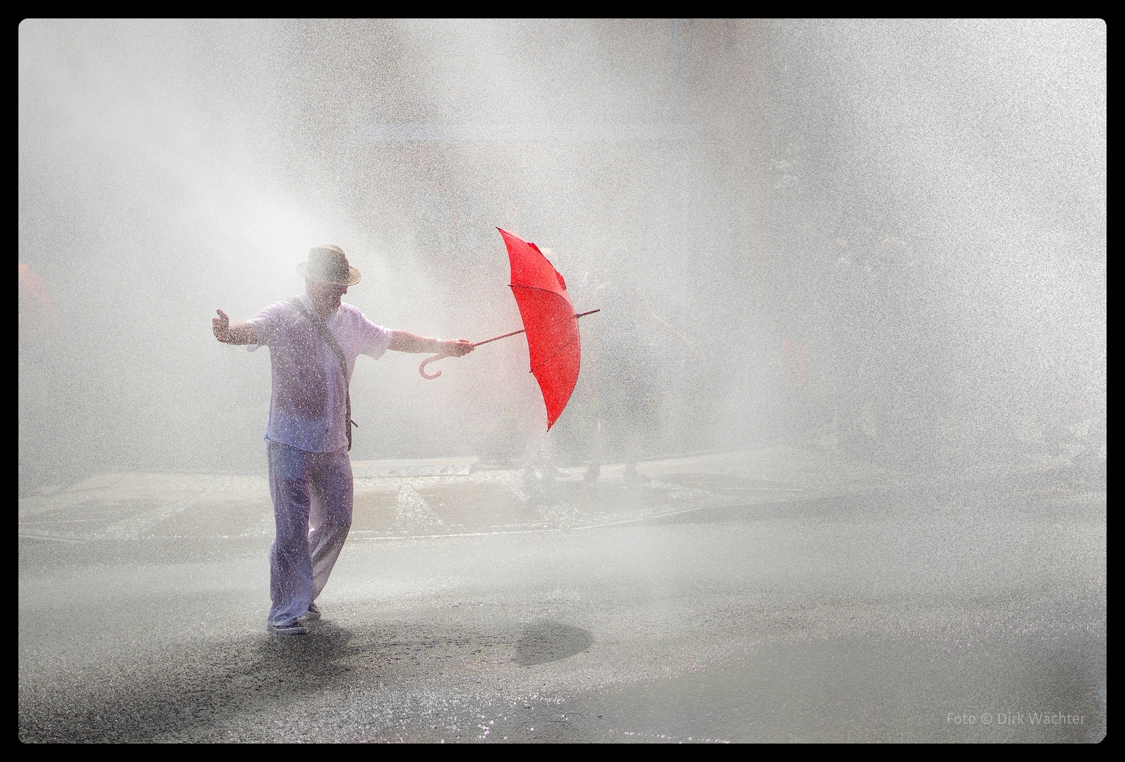 Mann tanzt im Regen Foto & Bild | streetfotografie mit menschen, street: spontane portraits ...