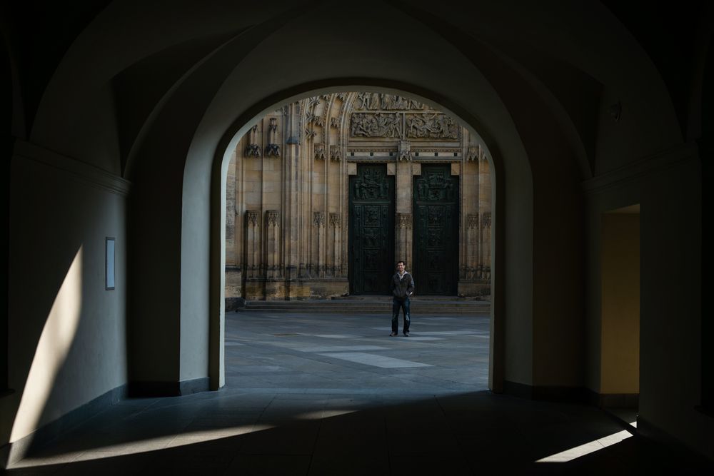 Mann unter Torbogen Foto & Bild | streetfotografie mit menschen, street ...