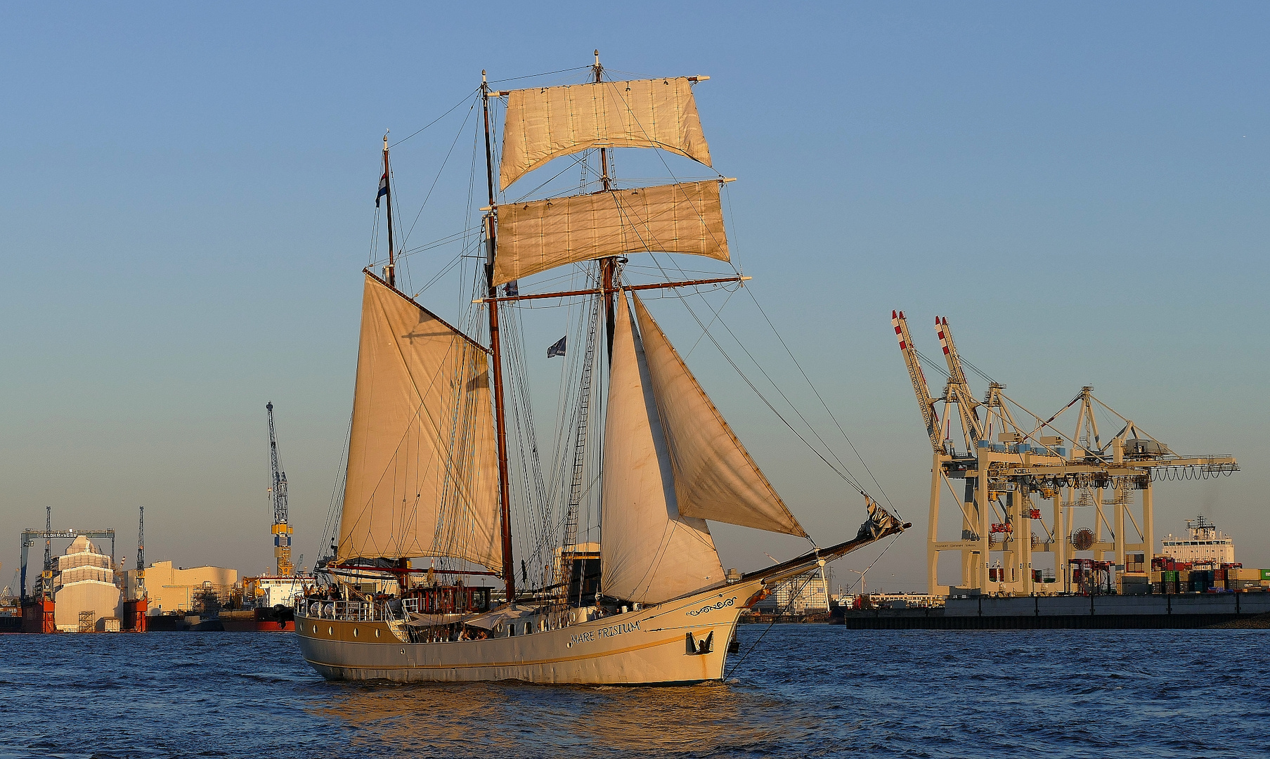 Mare Frisium in (beinahe) vollen Segeln (02) Foto & Bild | hamburg ...