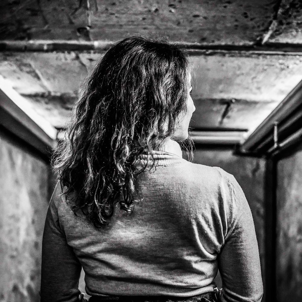 Maria auf dem Weg zum Weinkeller Foto & Bild | streetfotografie mit menschen, fotokunst ...