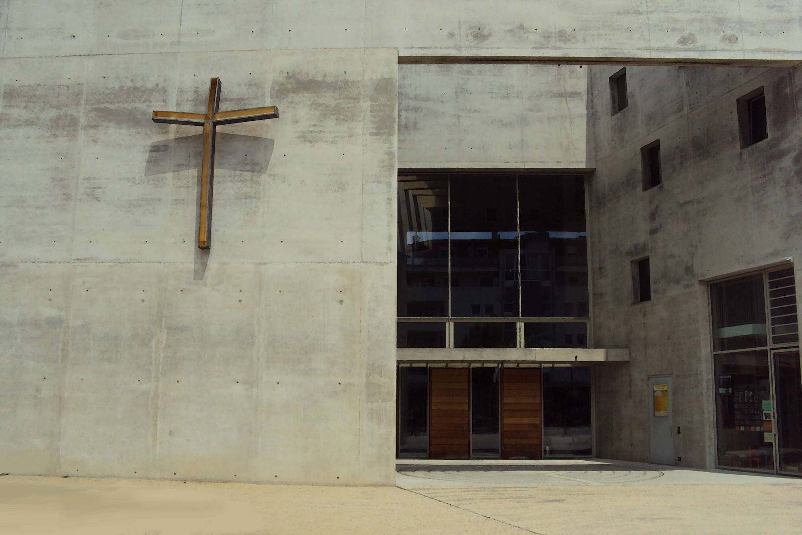 Maria-Magdalena-Kirche in Freiburg-Rieselfeld (Fassade) Foto & Bild ...