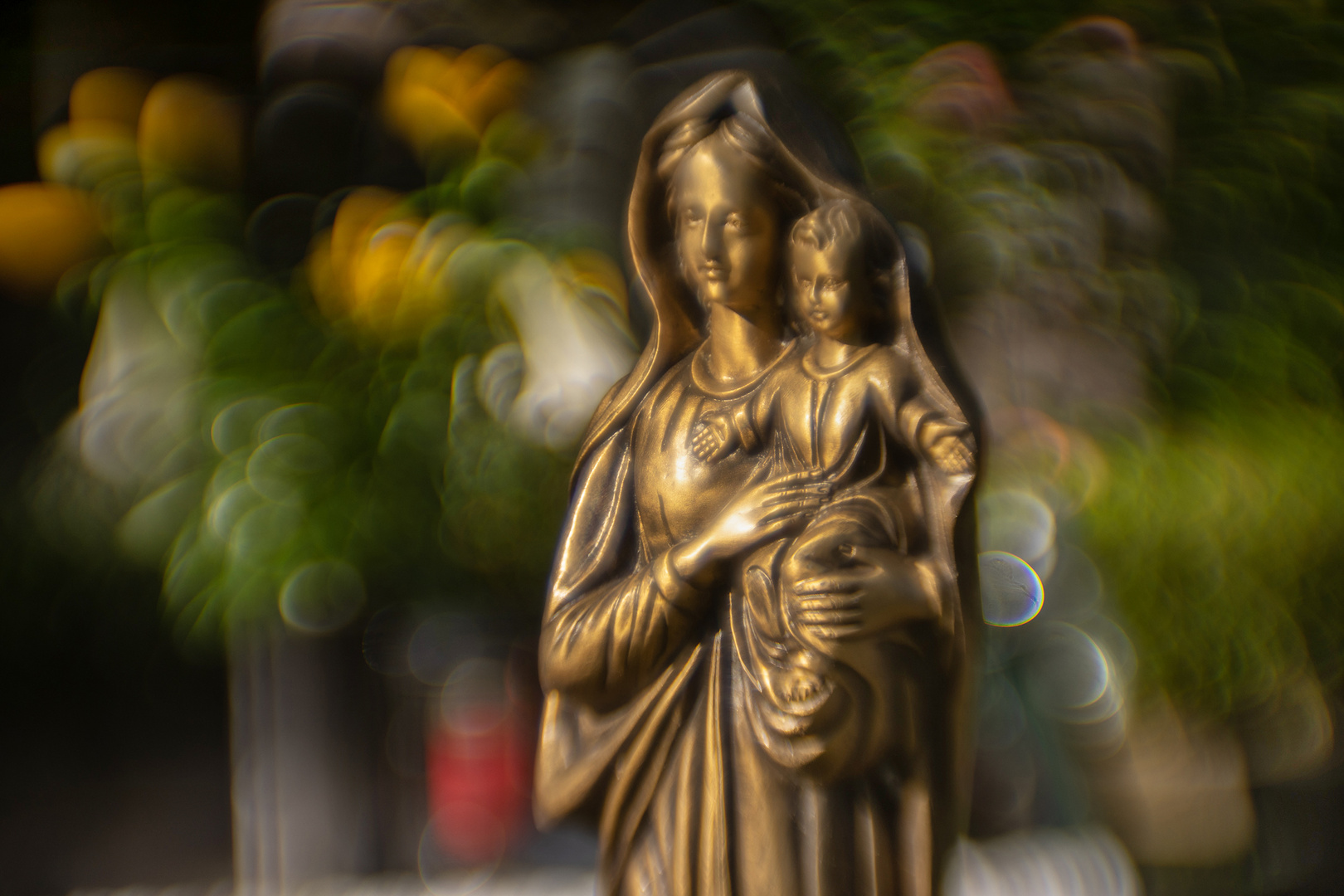 Maria mit dem Kind. Foto & Bild | spezial, outdoor, licht Bilder auf ...