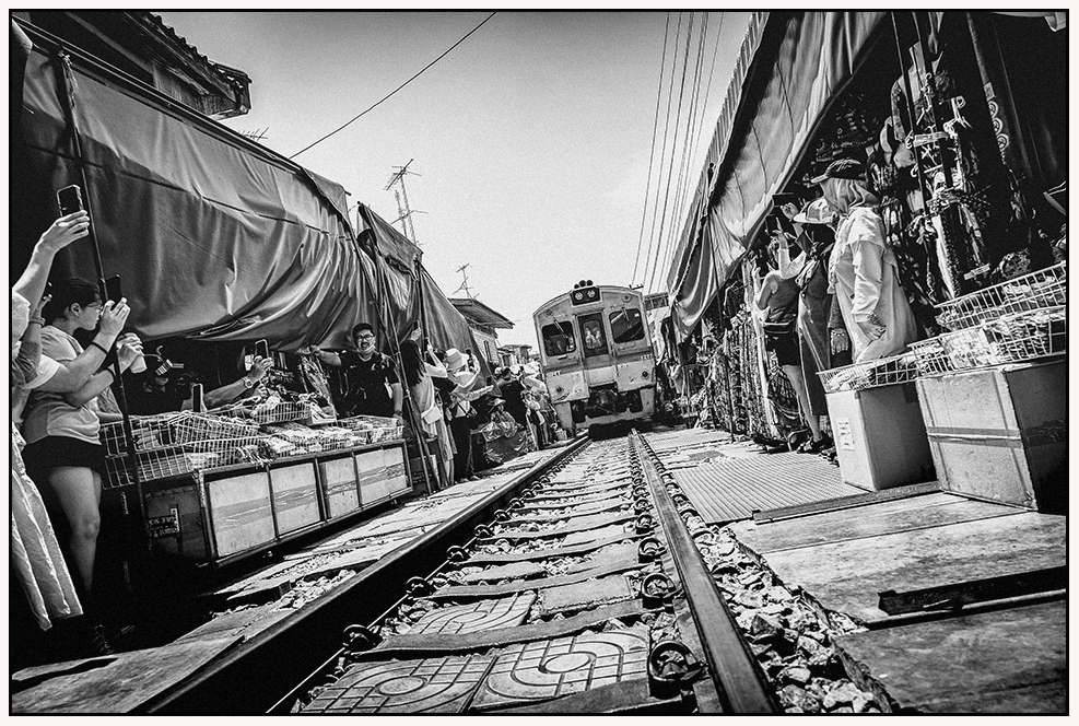 Market of Maeklong Foto & Bild | streetfotografie mit menschen, fotokunst, monochrome fine art ...