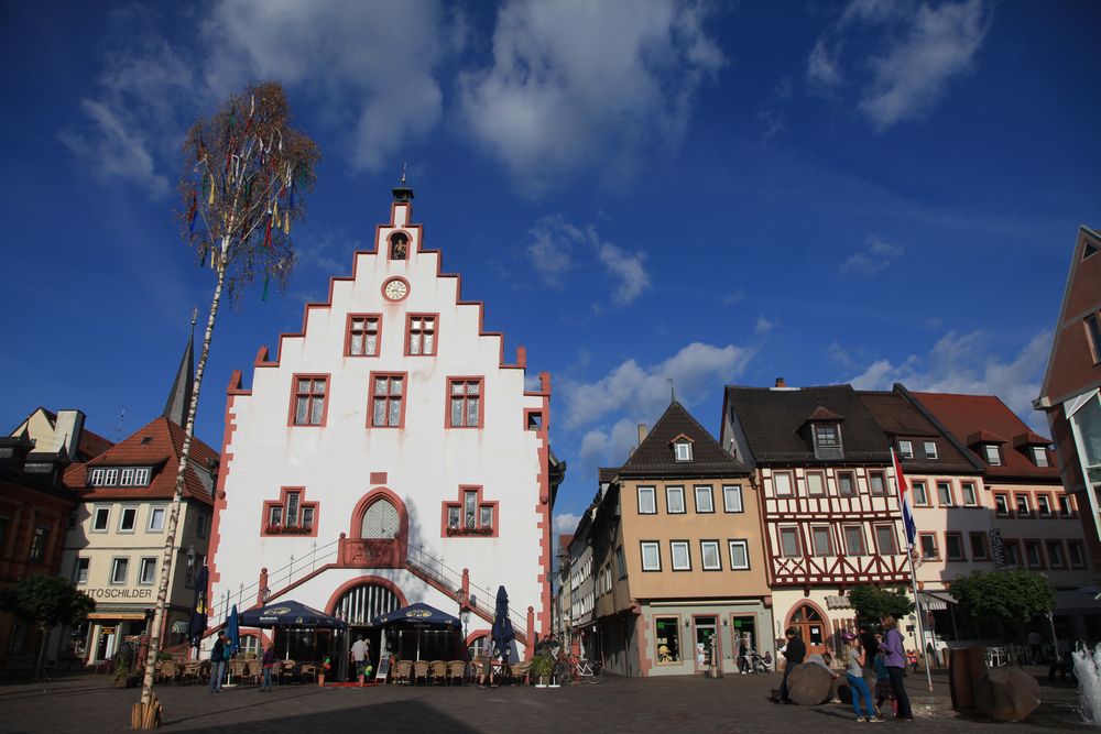 Marktplatz mit historischem Rathaus Foto & Bild | architektur ...