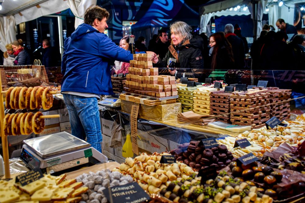 Marktszene Foto & Bild | schokolade, menschen, markt Bilder auf ...