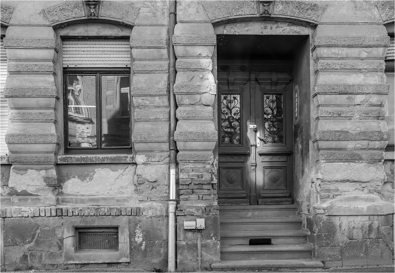 Marode Hauswand Foto & Bild | fenster, licht, marodes Bilder auf ...