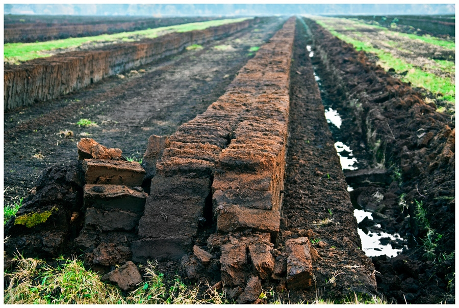 Maschineller Torfabbau Foto & Bild | deutschland, europe, niedersachsen ...