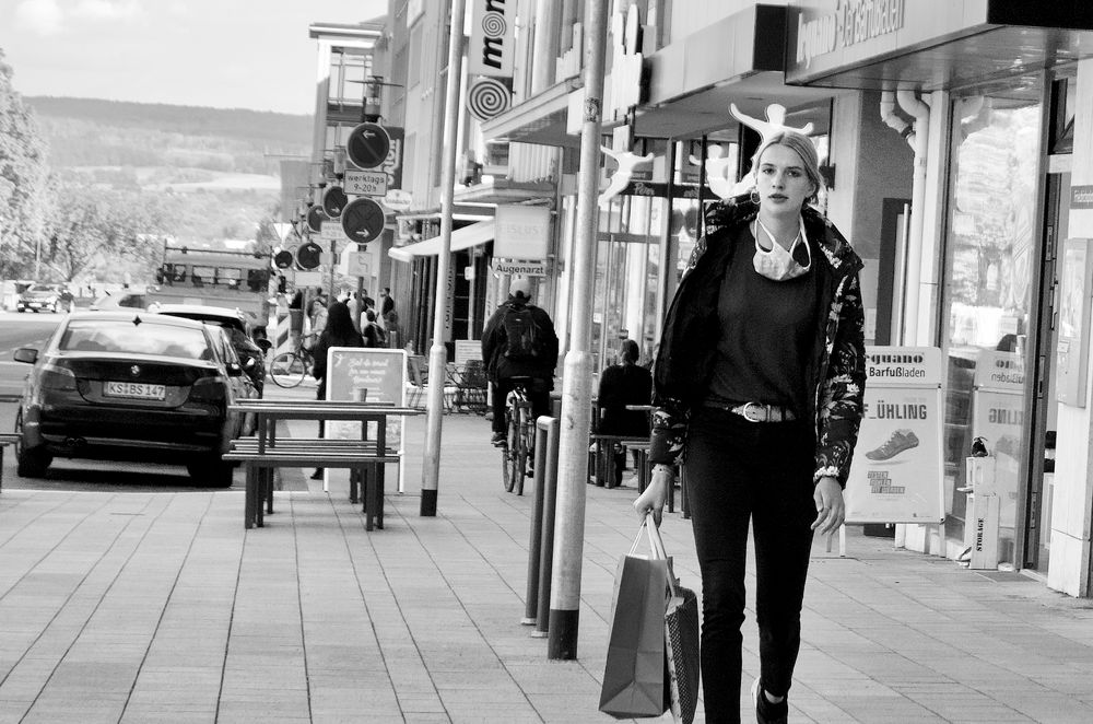 Maskenschmuck Foto & Bild | erwachsene menschen, streetfotografie mit menschen, kommunikation ...