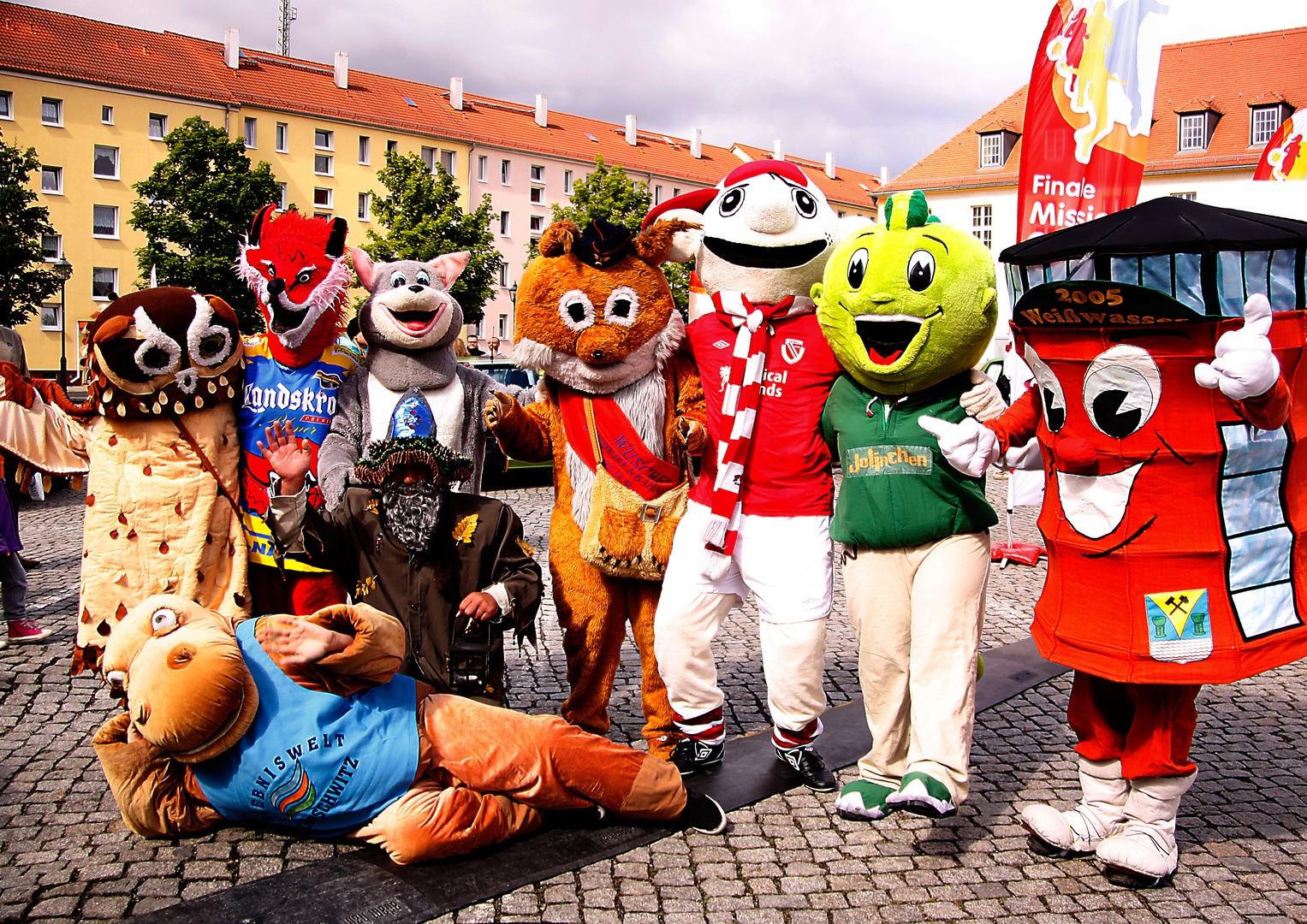 Maskottchen Foto & Bild | erwachsene, gruppen, mehrere menschen Bilder ...