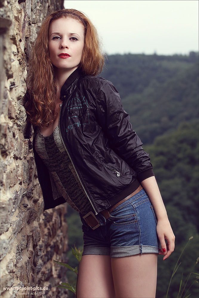 mauerBlümchen Foto & Bild | fashion, outdoor, frauen Bilder auf fotocommunity