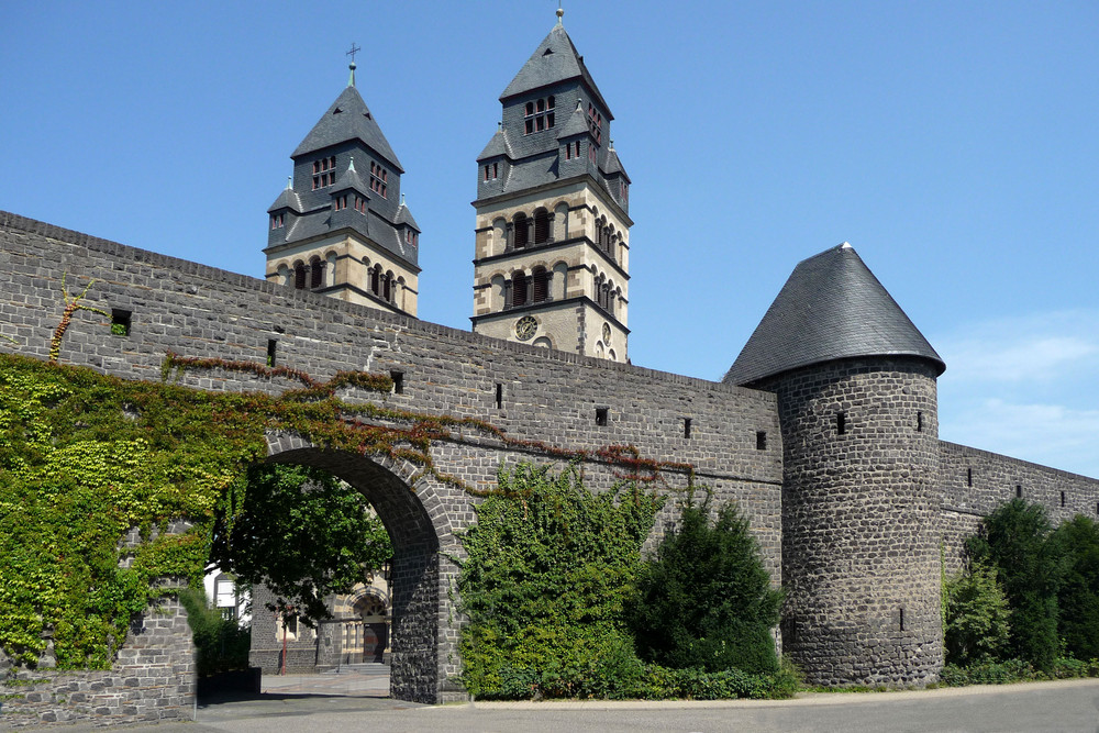 Mayen / Eifel (Stadtmauer mit Herz-Jesu-Kirche) Foto & Bild ...