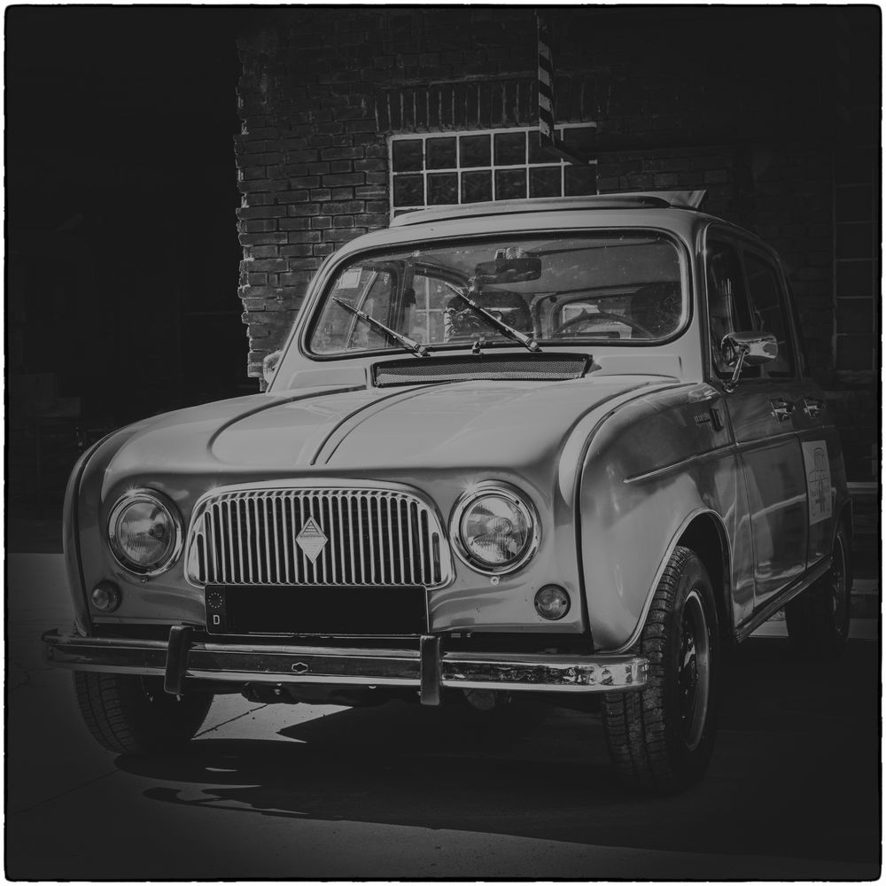 Mein erster war auch ein R4 mit 34PS Foto & Bild | monochrom, fotos ...