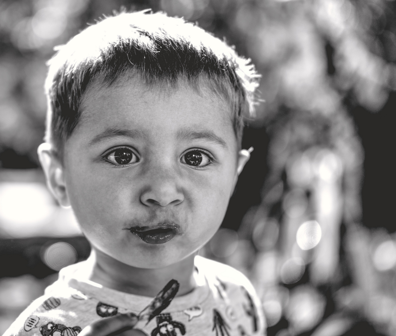 Mein zweijähriger Neffe schaut frontal in die Kamera mit seinen ...