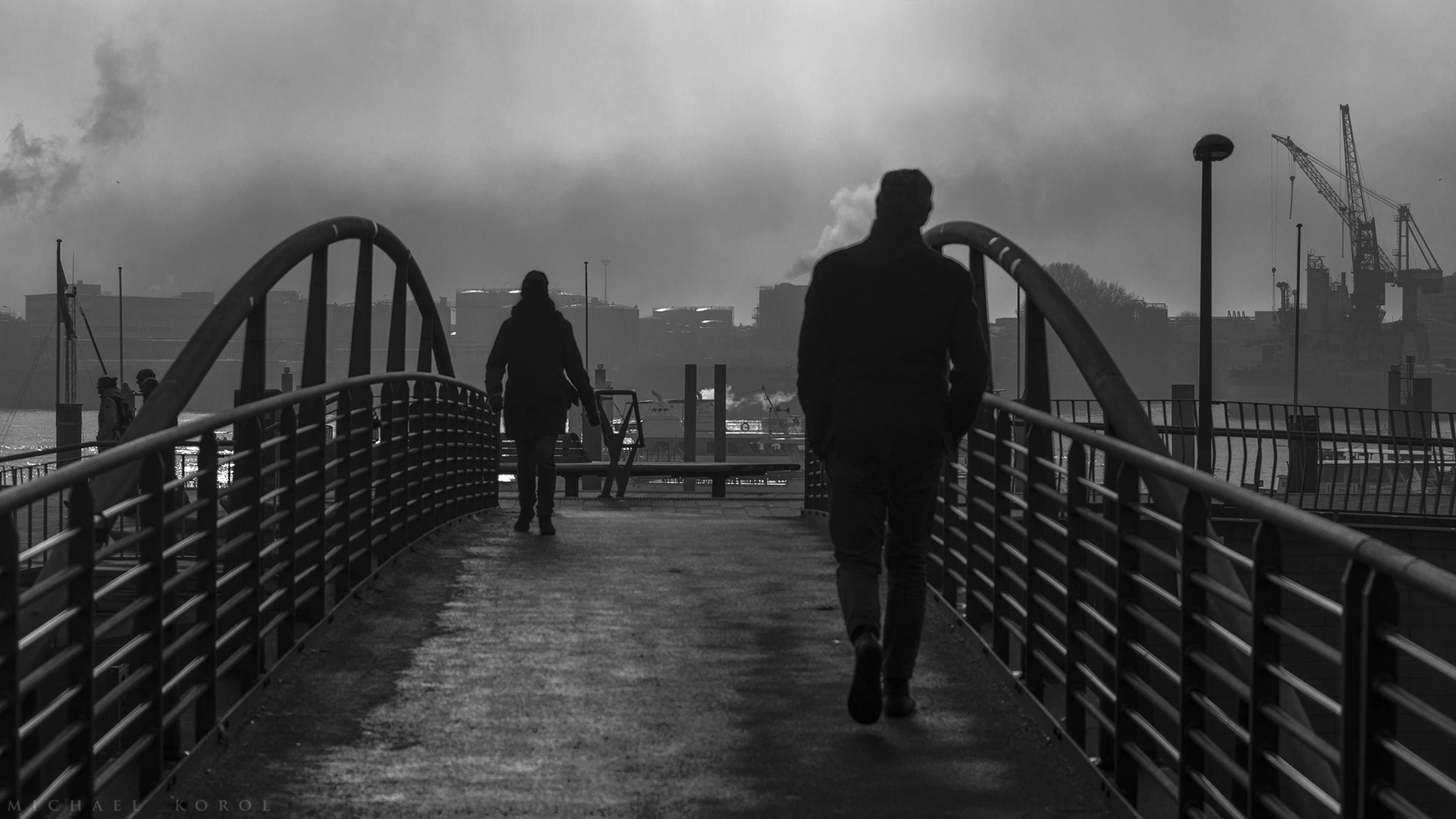 Melancholischer Spaziergang Foto & Bild | streetfotografie mit menschen, city, street Bilder auf ...