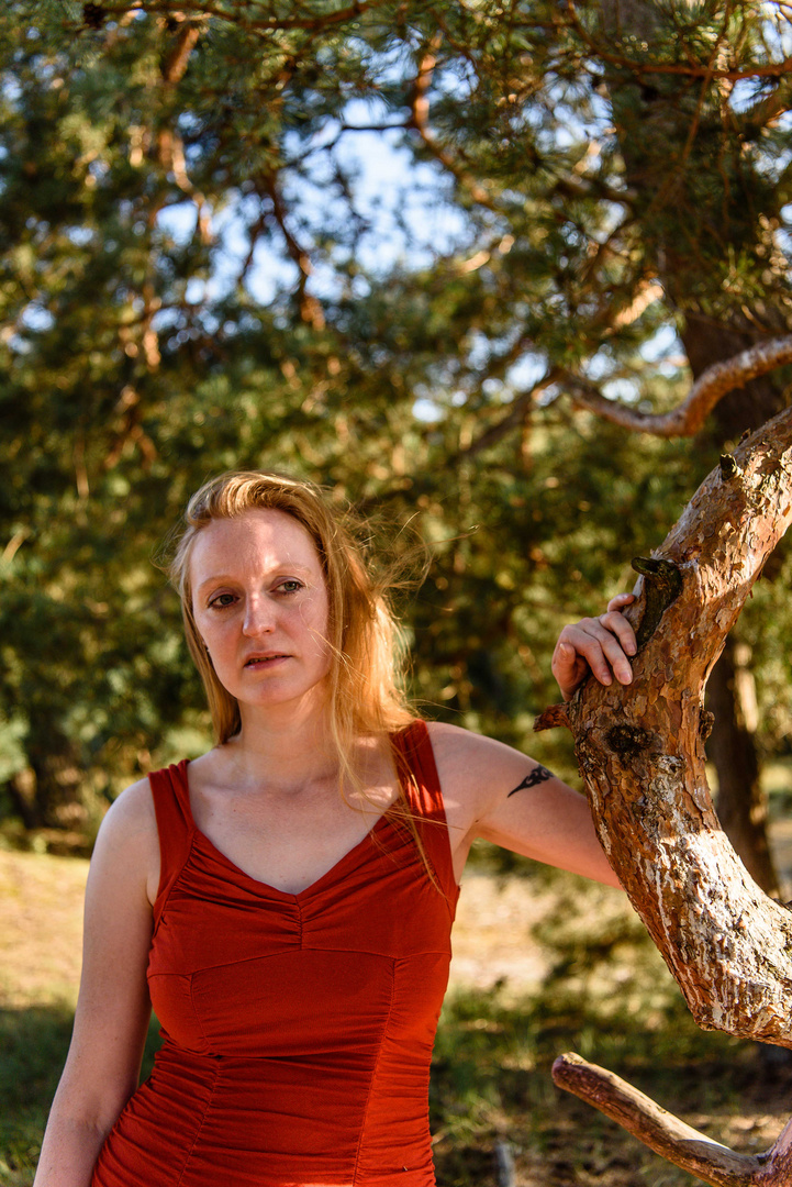 Melanie 2 am Baum Foto & Bild | people, outdoor, woman Bilder auf ...