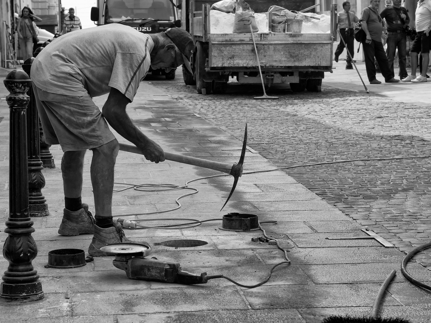 men at work — Valetta City, Malta. Foto & Bild | streetfotografie mit menschen, kommunikation ...
