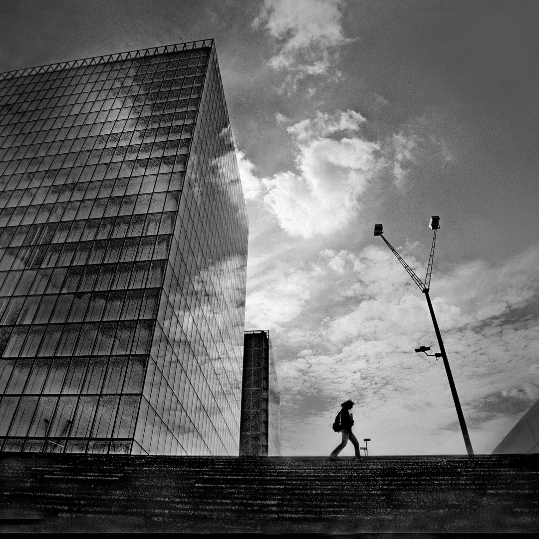 Mensch und Architektur Foto & Bild | streetfotografie mit menschen, fotokunst, monochrome fine ...