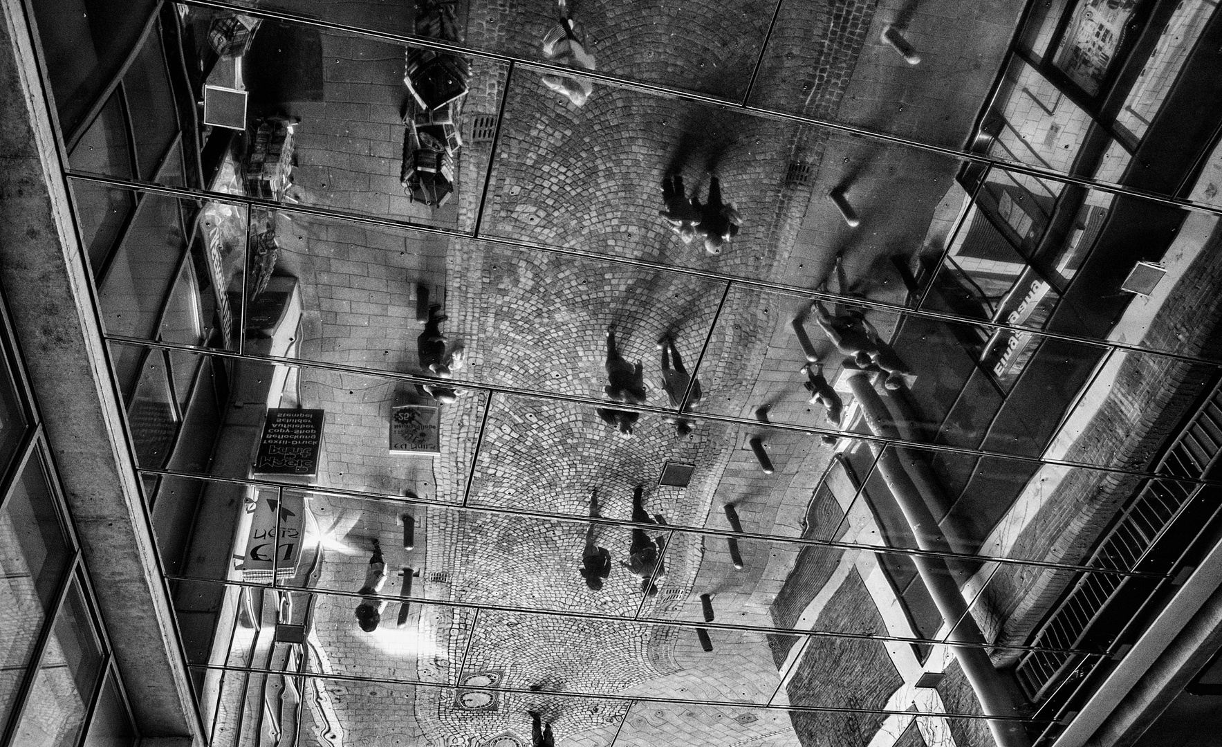 Mensch und Architektur Foto & Bild | experimente, streetfotografie mit menschen, gespiegelt ...