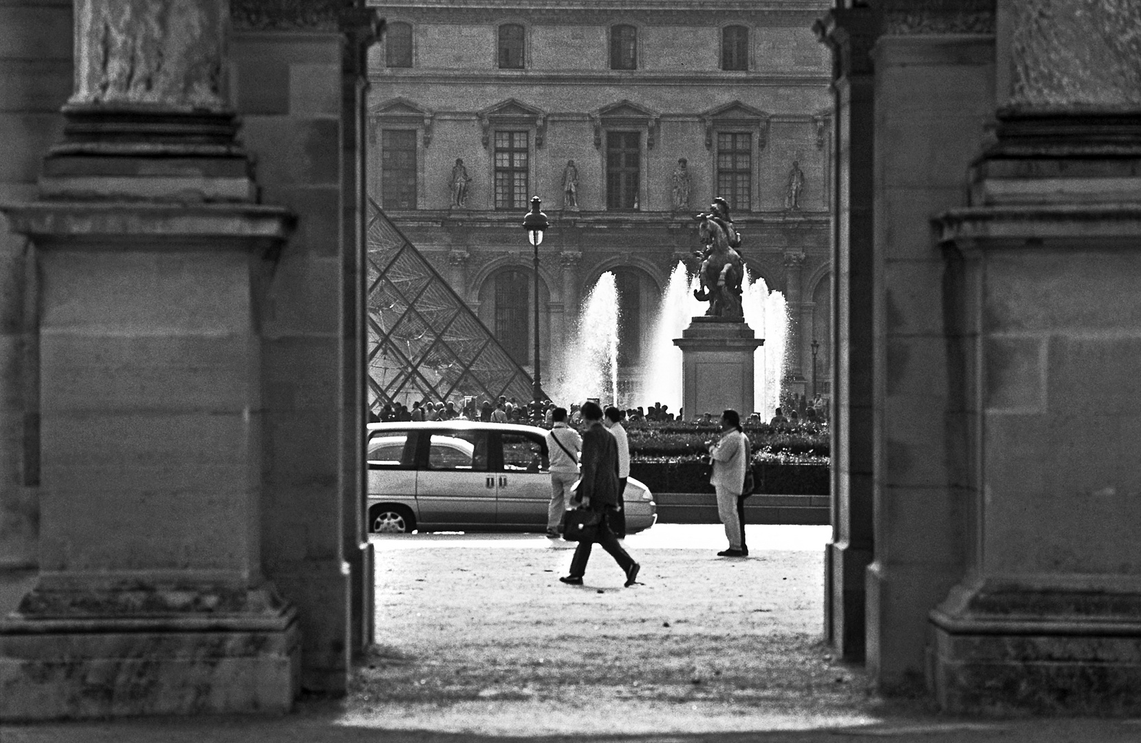 Mensch und Architektur Foto & Bild | architektur, fotokunst, monochrome fine art Bilder auf ...