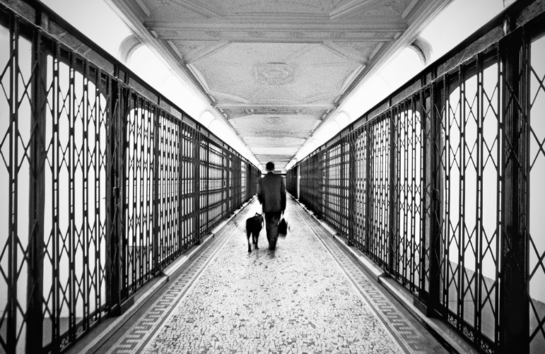 Mensch und Architektur Foto & Bild | streetfotografie mit menschen, fotokunst, monochrome fine ...