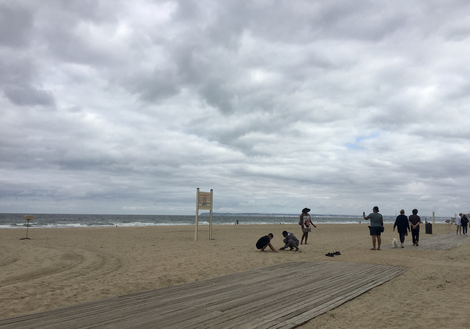 Menschen am Strand Foto & Bild | france, strand, normandie Bilder auf ...