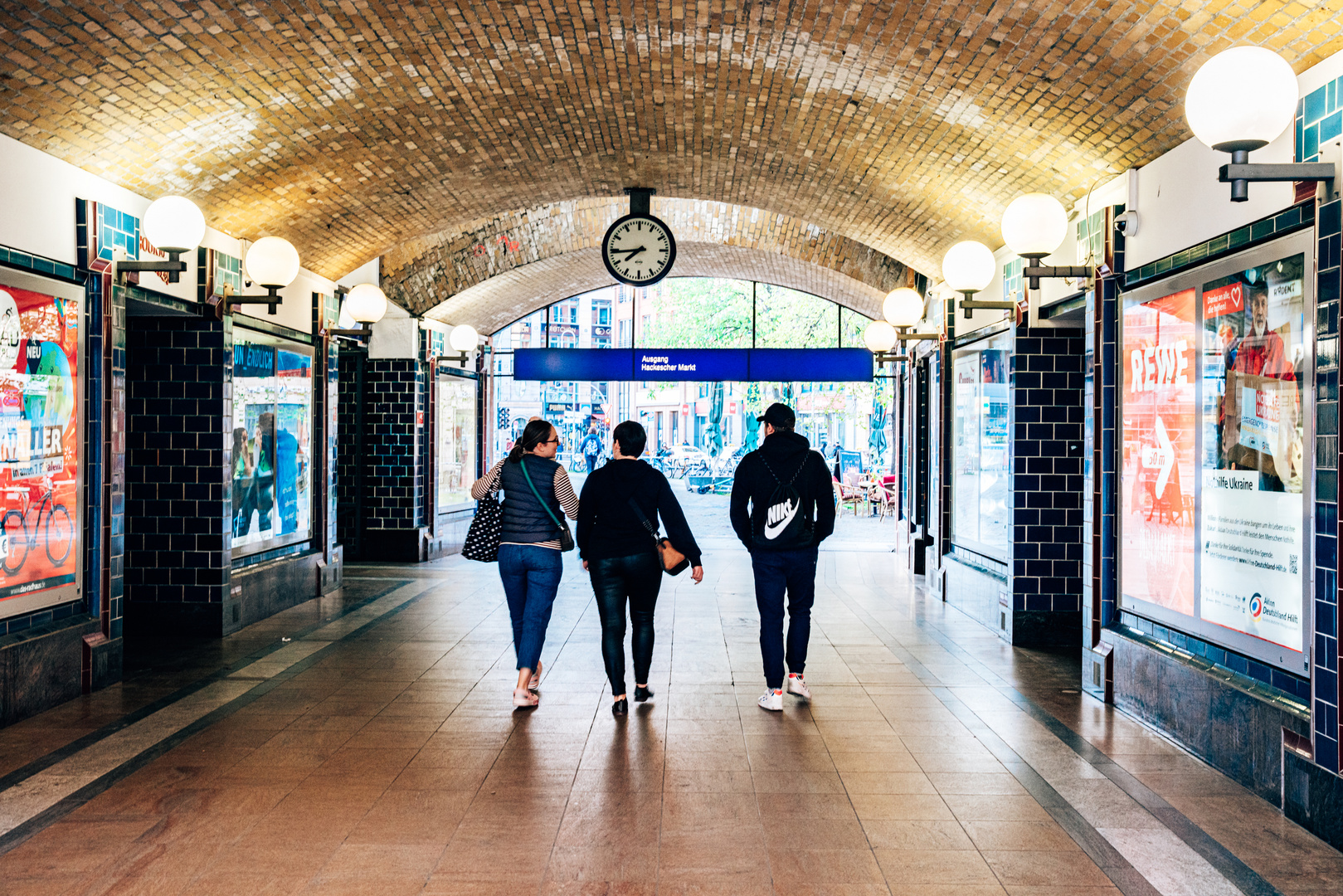 Menschen in der Stadt Foto & Bild | architektur, streetfotografie mit menschen, eisenbahn Bilder ...