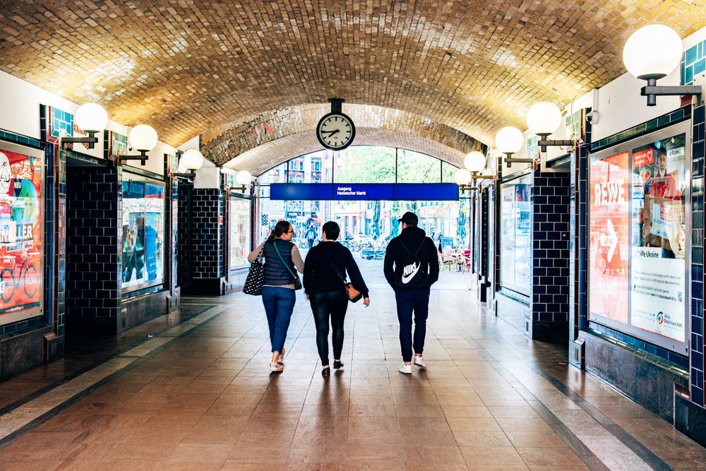Menschen in der Stadt Foto & Bild | architektur, streetfotografie mit menschen, eisenbahn Bilder ...