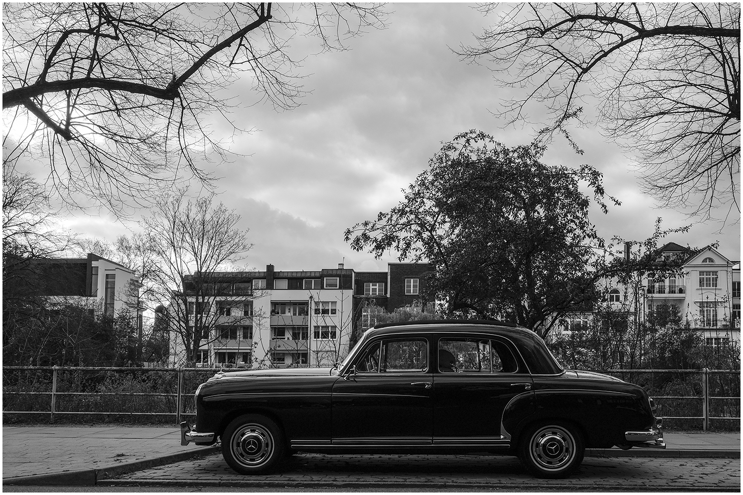 Mercedes-Benz Ponton 220S Foto & Bild | outdoor, hamburg, monochrome ...