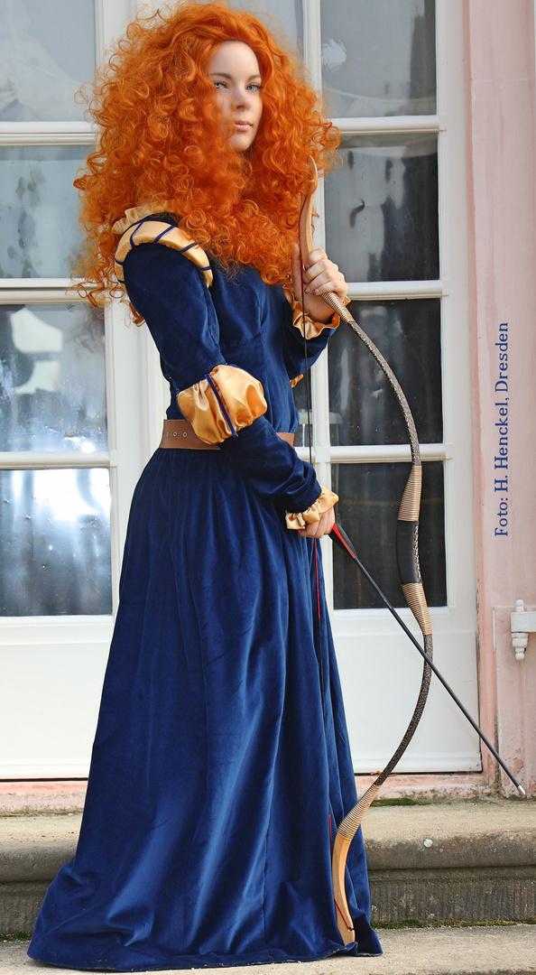 Merida Cosplay von Anna im Park von Schloss Moritzburg ...