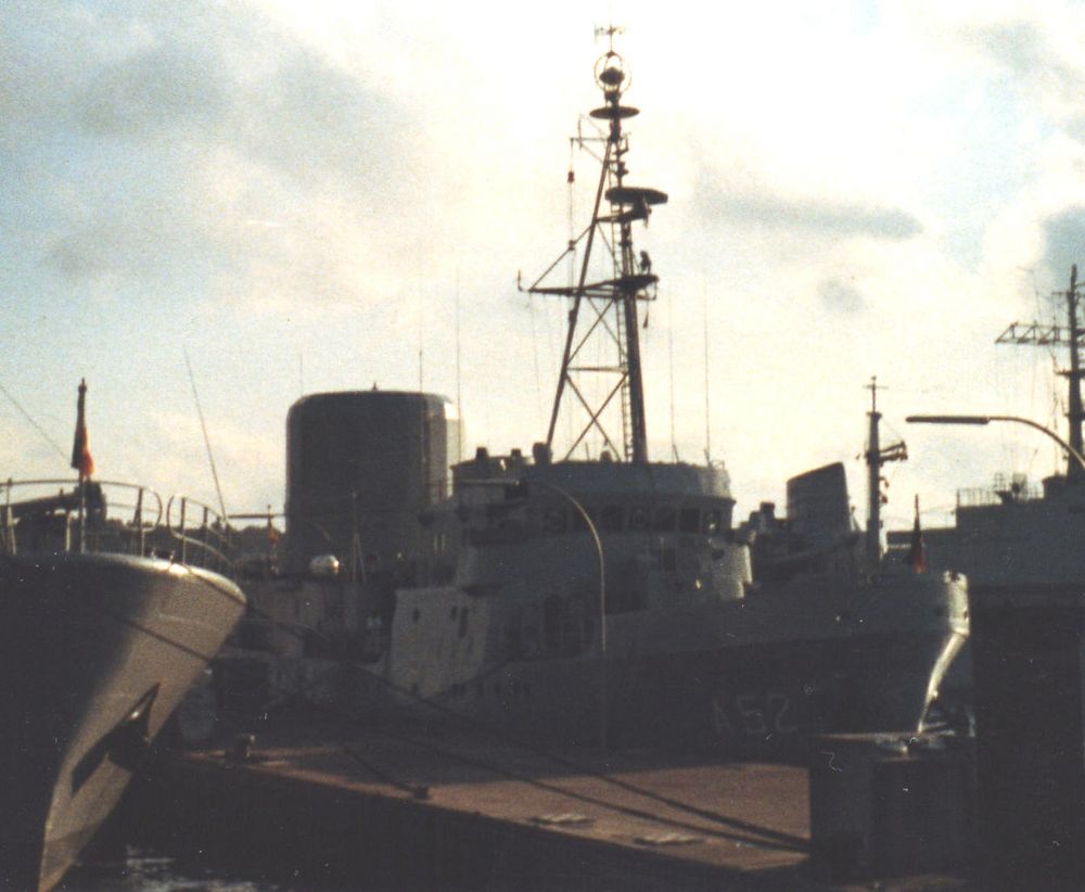 Messboot "Oste A 52" die erste 1979 am Liegeplatz an der Wilhelmsbrücke ...
