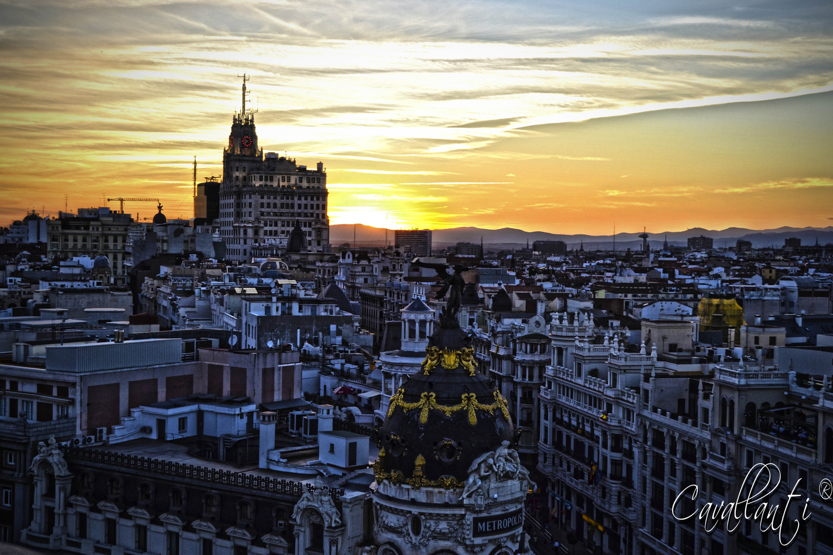 Metropolis, Edificio TESA, Faro de Moncloa y un atardecer Imagen & Foto ...
