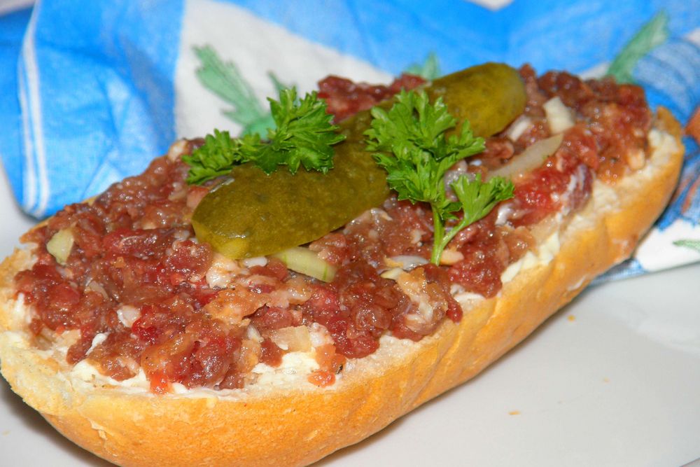 Mettbrötchen, Hackepeterbrötchen Foto & Bild | stillleben, food ...