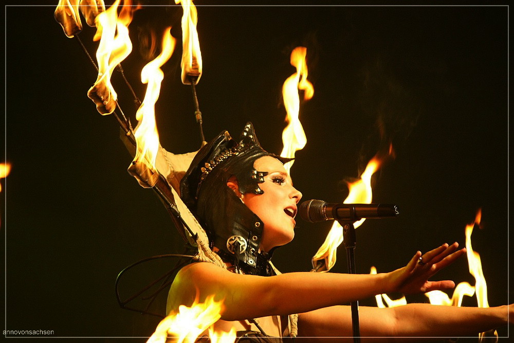 MFVF 7 - Simone Simons - Fire Show Foto & Bild | szene, heavy metal ...