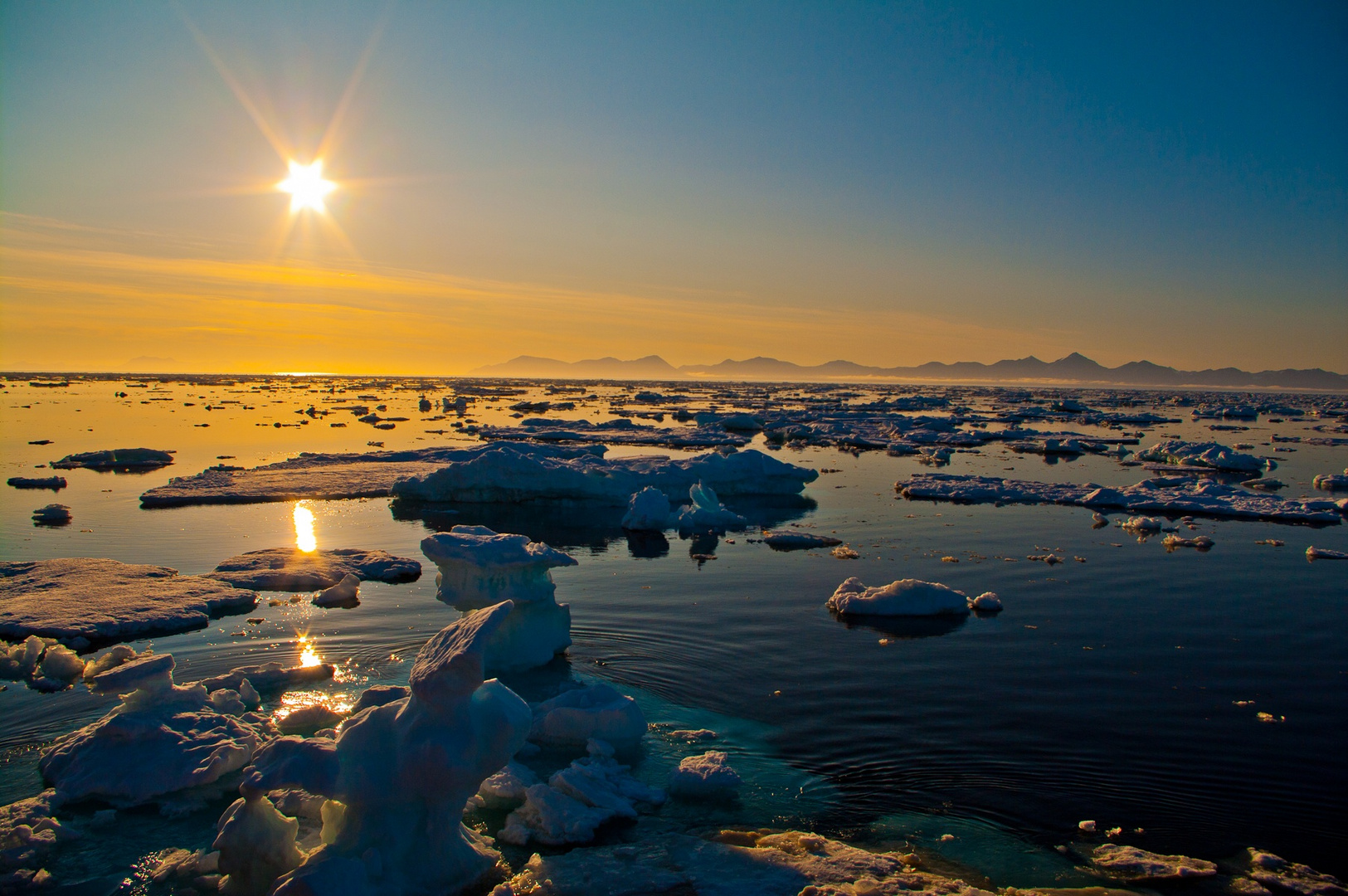 Midnight Sun in Svalbard Foto & Bild | nature, ocean, sun Bilder auf ...
