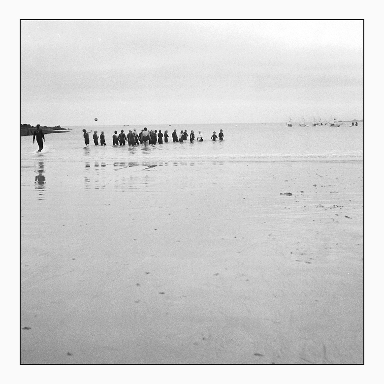 mit Ball dabei Foto & Bild | streetfotografie mit menschen, bretagne ...