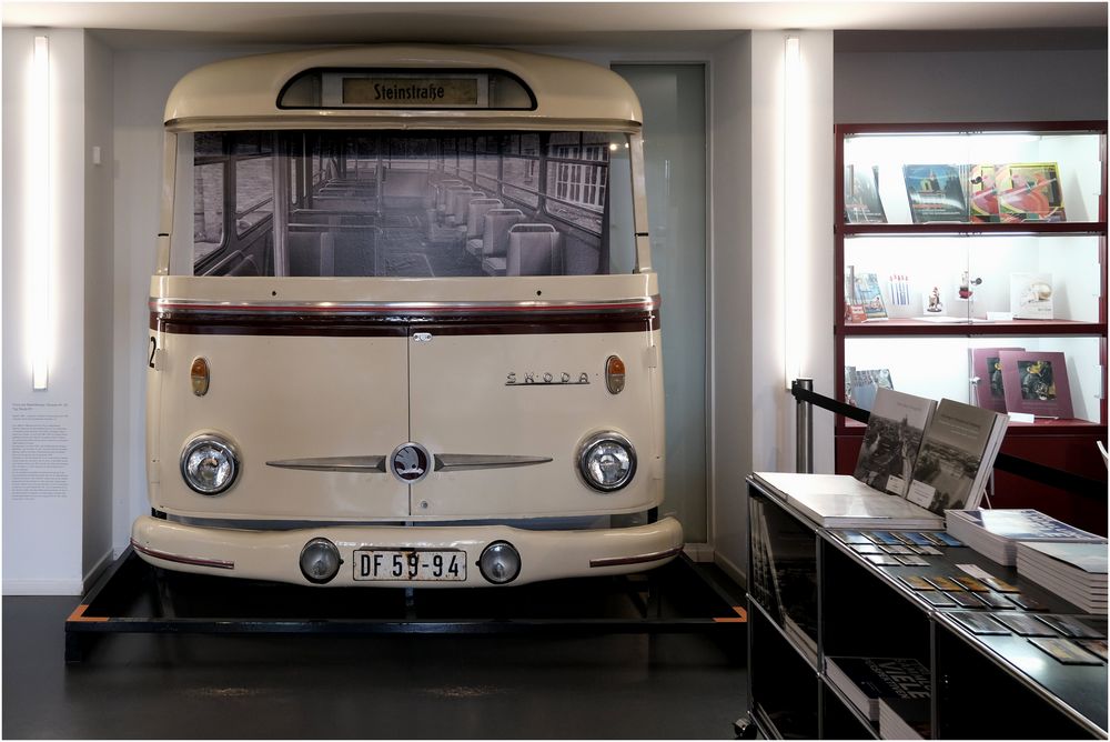 Mit dem Kopf durch die Wand Foto & Bild | bus & nahverkehr ...