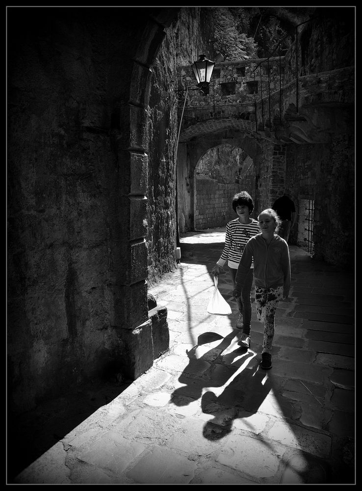 Mit dem Schatten voraus ... Foto & Bild | kinder, streetfotografie mit menschen, kinder im ...