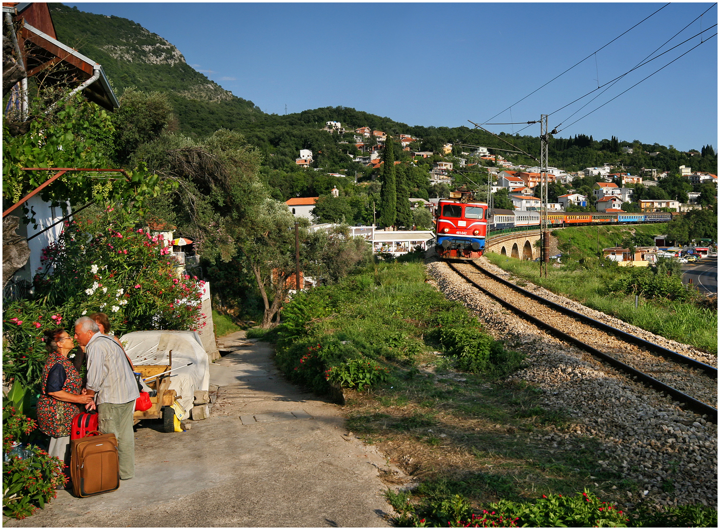 Mit dem Schnellzug durch die Hecke CCCXIII Foto & Bild | europe, balkans, streetfotografie mit ...