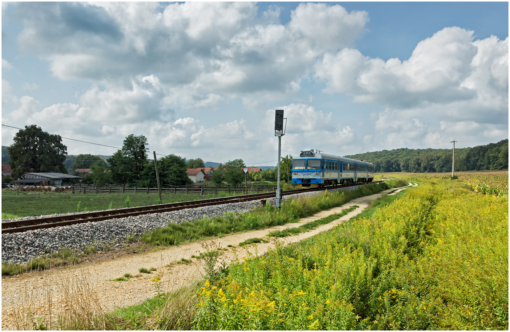 Mit dem Schnellzug durch die Hecke CMIV Foto & Bild | europe, balkans, croatia Bilder auf ...