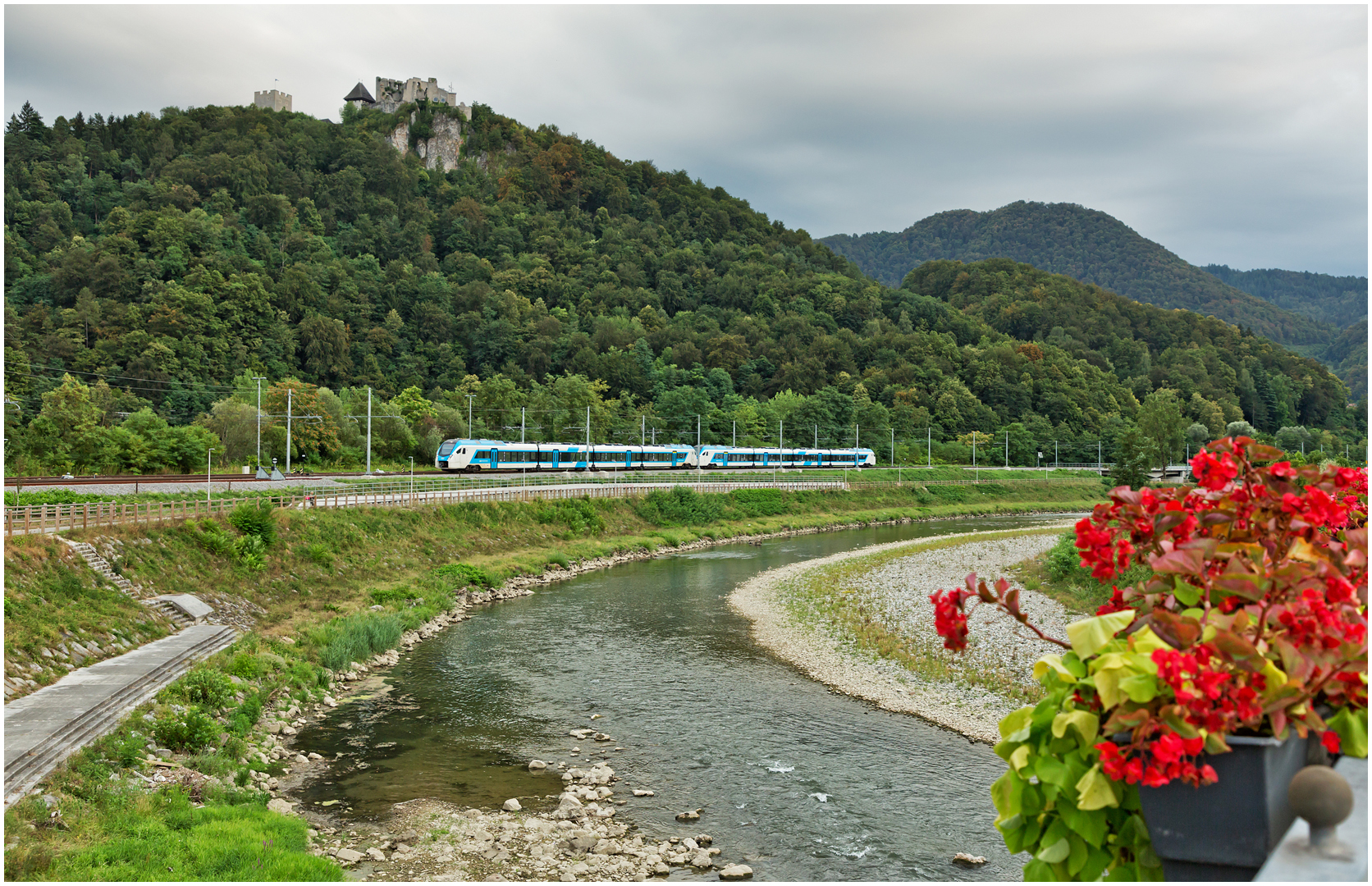 Mit dem Schnellzug durch die Hecke DCCCLV Foto & Bild | architektur, europe, balkans Bilder auf ...