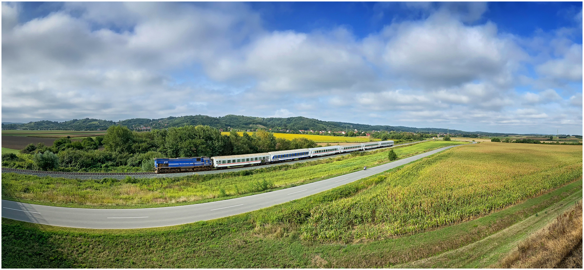 Mit dem Schnellzug durch die Hecke DCCCLXXXVI Foto & Bild | europe, balkans, panorama Bilder auf ...