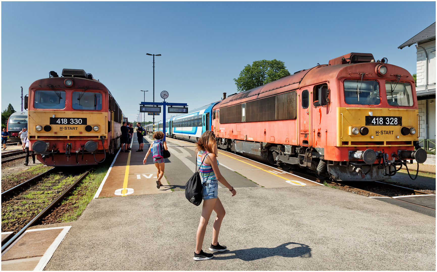 Mit dem Schnellzug durch die Hecke DCCCXX Foto & Bild | europe, hungary, streetfotografie mit ...