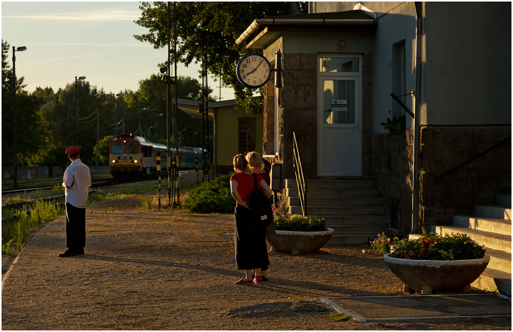 Mit dem Schnellzug durch die Hecke DCCXX Foto & Bild | europe, hungary, streetfotografie mit ...