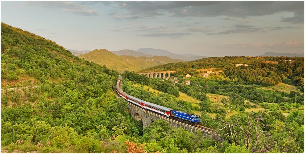 Mit dem Schnellzug durch die Hecke DVII Foto & Bild | europe, balkans, croatia Bilder auf ...