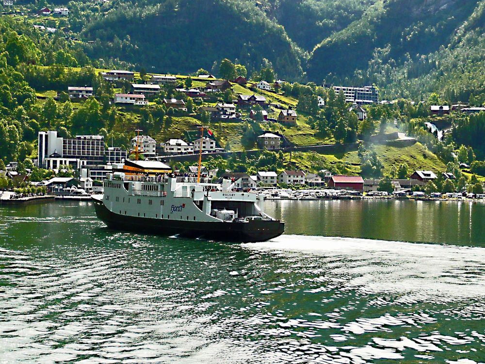 Mit der Fähre über Geiranger Fjord Foto & Bild | norwegen , himmel ...